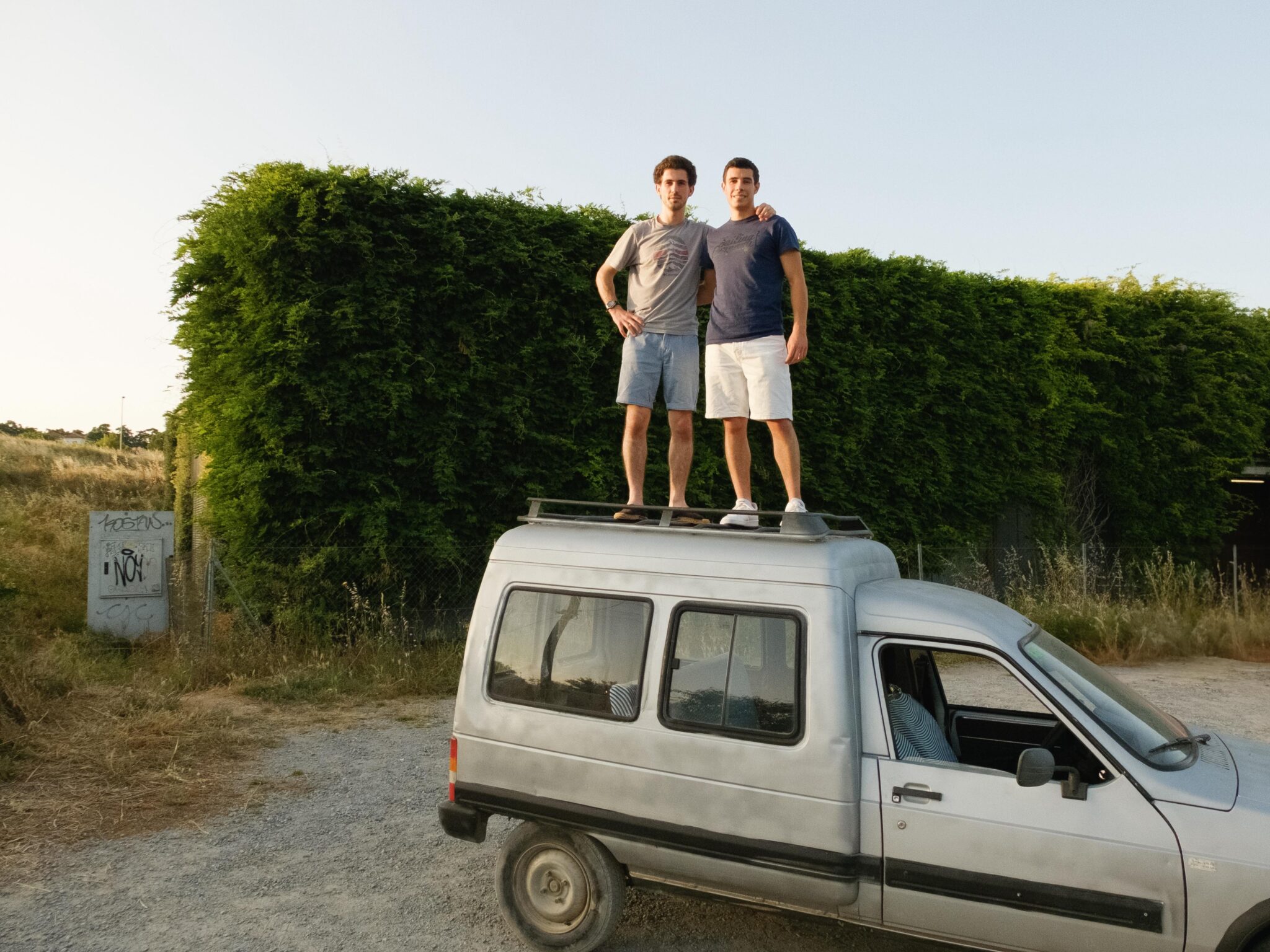 Dos joves santcugatencs busquen patrocinadors per participar en un raid solidari al Marroc ...